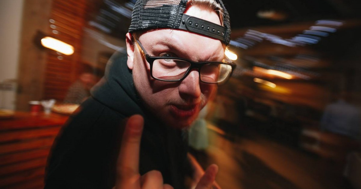 Adam Schiller: Neodolatelný šarm a hudební neumětelství | frontman.cz