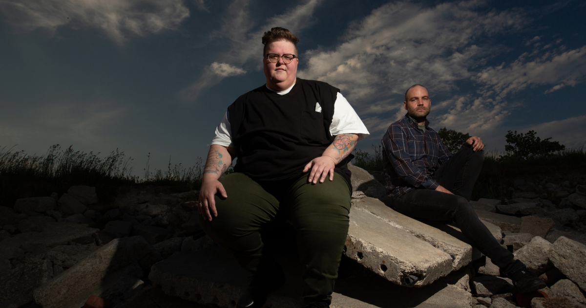 Po vyhoštění z církve zpívají Joyful Joyful své vlastní posvátné hymny ...