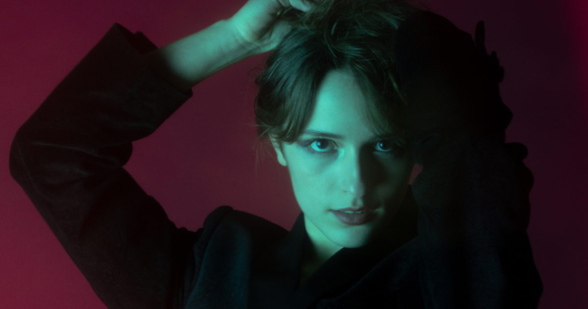 Nina Kohout přišla s drze barevným indie popovým debutem | frontman.cz