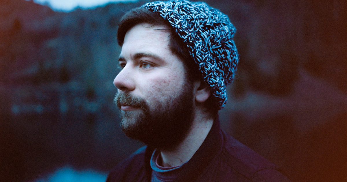 Yasha na debutu neutopil své emoce v popovém sirupu | frontman.cz