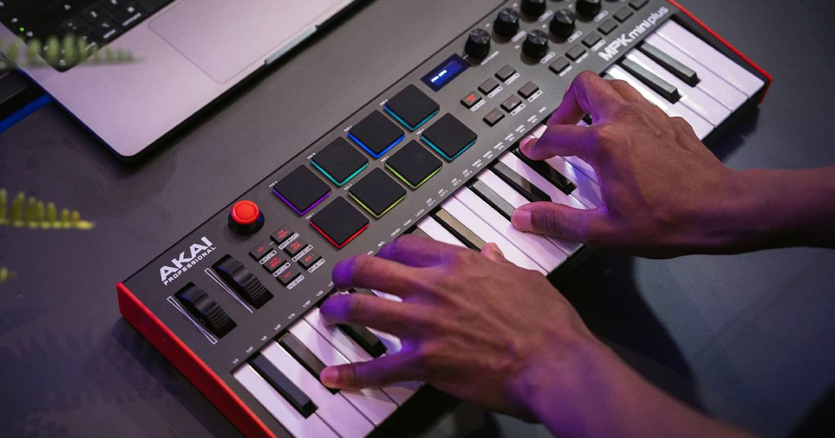 Keyboard kontroler Akai MPK Mini Plus | frontman.cz