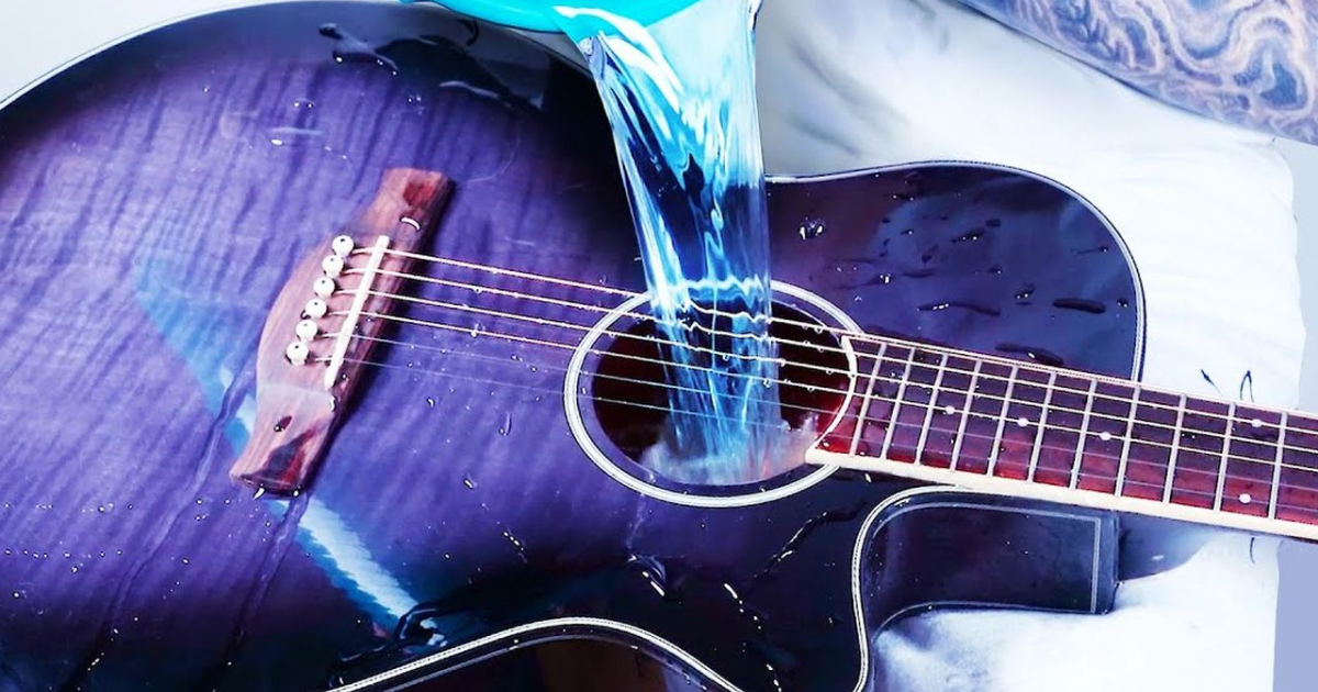 Jak hraje akustika, do které vylijete půl kýblu vody? | frontman.cz