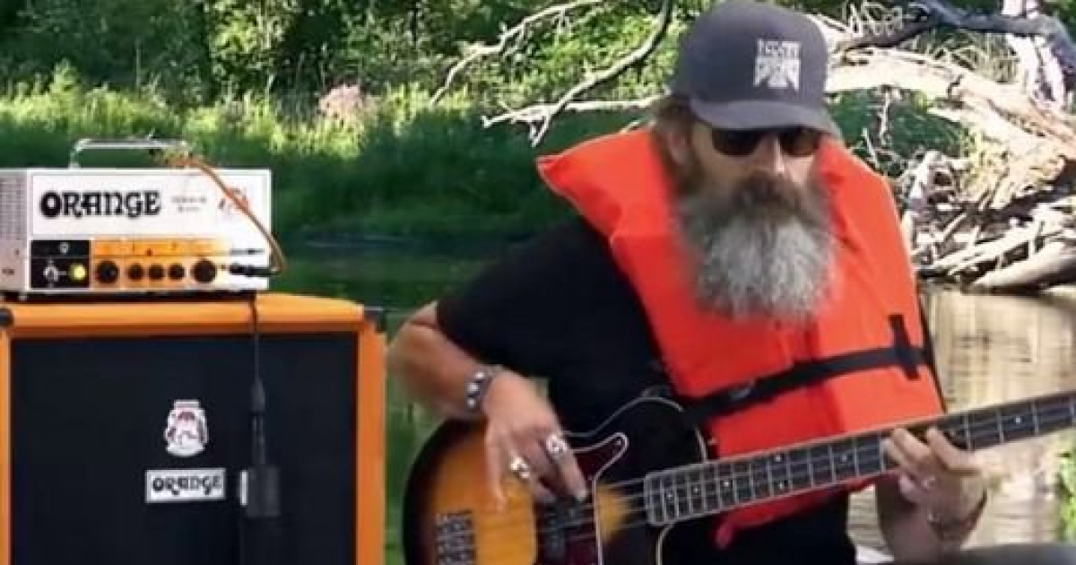 Jak se loví Orange Terror Bass | frontman.cz